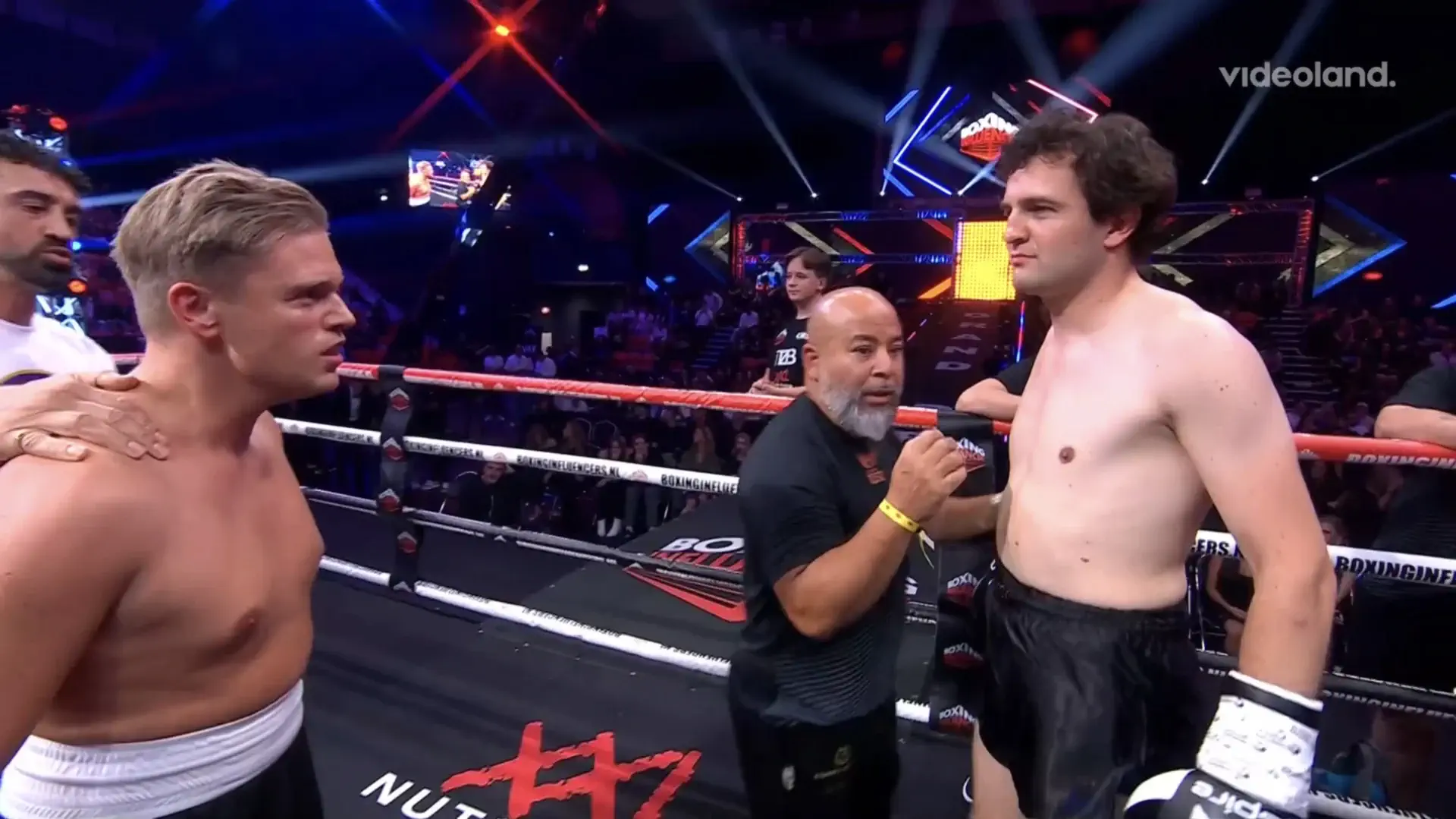 Dennis Schouten druipt af met bloedneus na pak slaag door Rob Goossens